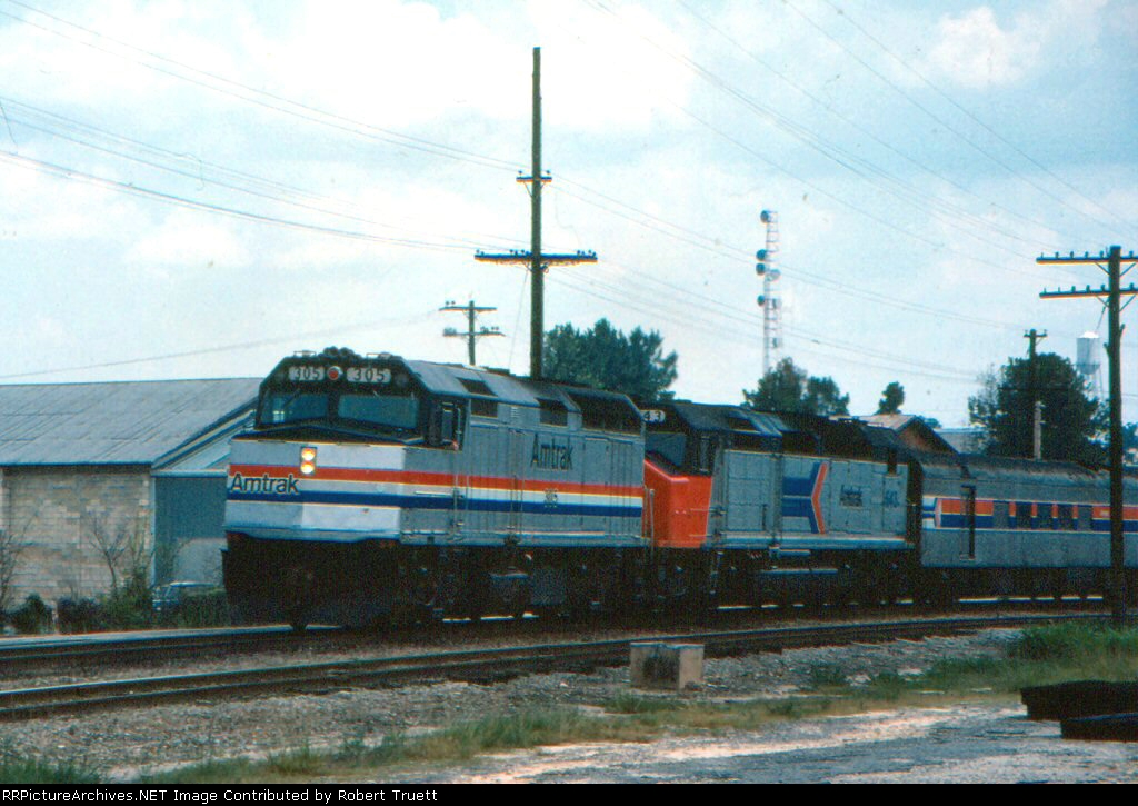 AMTK 305 leading SDP40F 643 on train 88 through Ocala Station